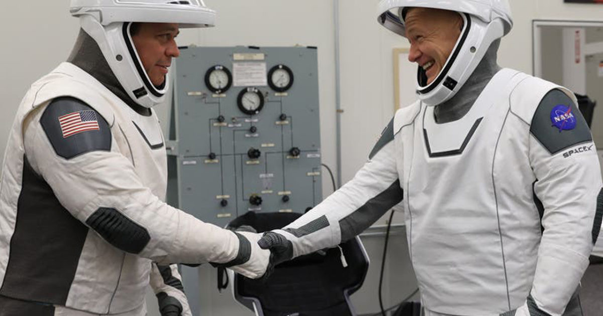 Diseñador del traje de Batman y Avengers creó el uniforme para SpaceX