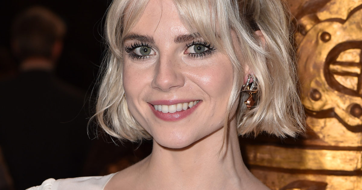 Lucy Boyton regresa con un beauty look fuera de este mundo