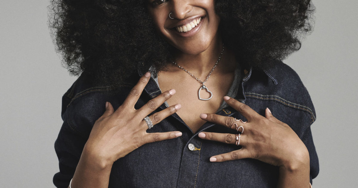 Conoce a Iris Gold y cómo la maternidad influyó en su música